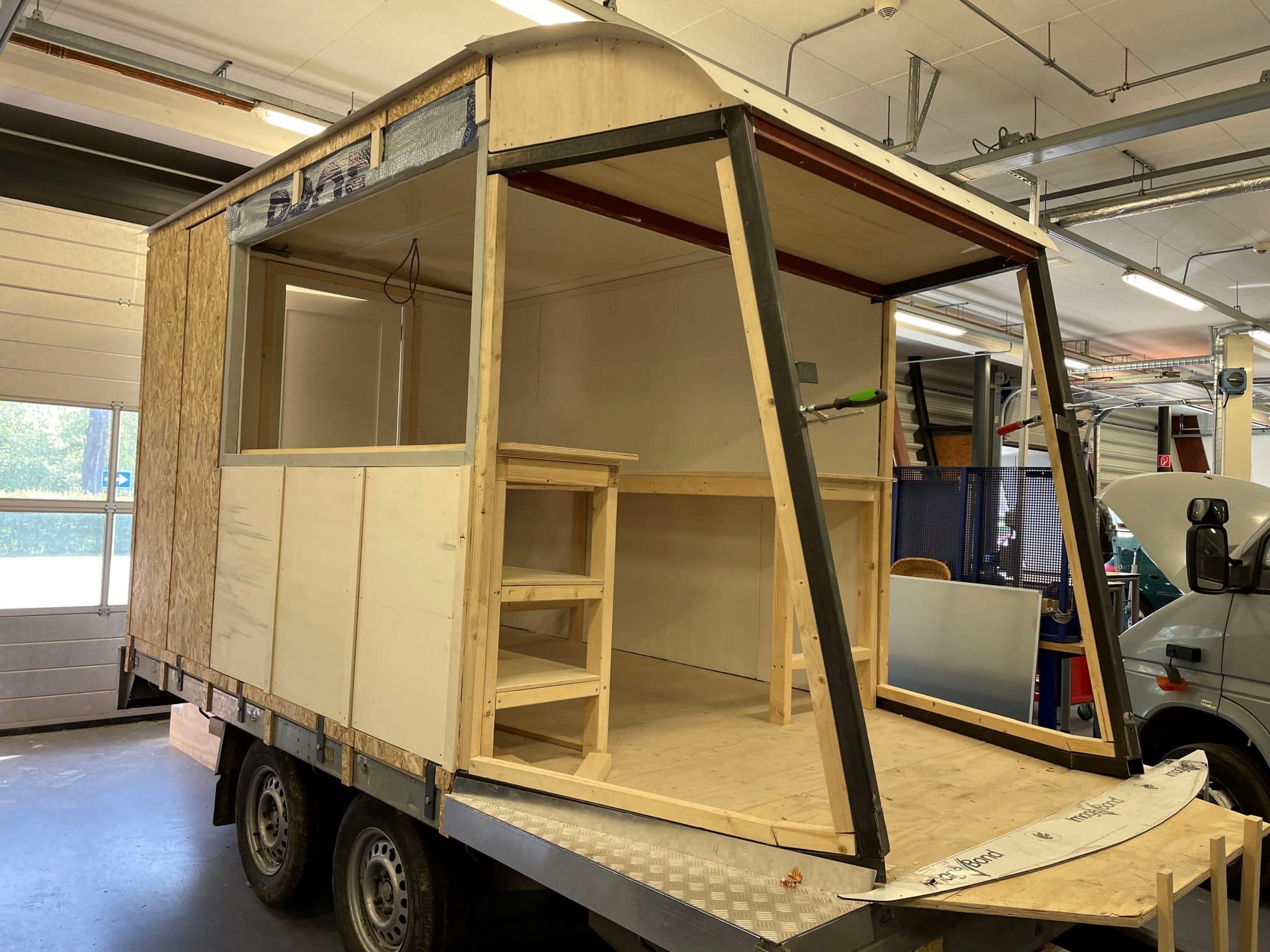 Platte kar + 5000 euro = Foodtruck - HubvanDoornecollege